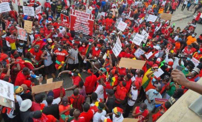 FixTheCountry demo ongoing: see some of the photos from the ground ...